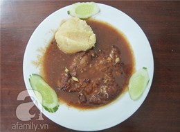 Thưởng thức bánh mì bít tết ngon ngày mát trời