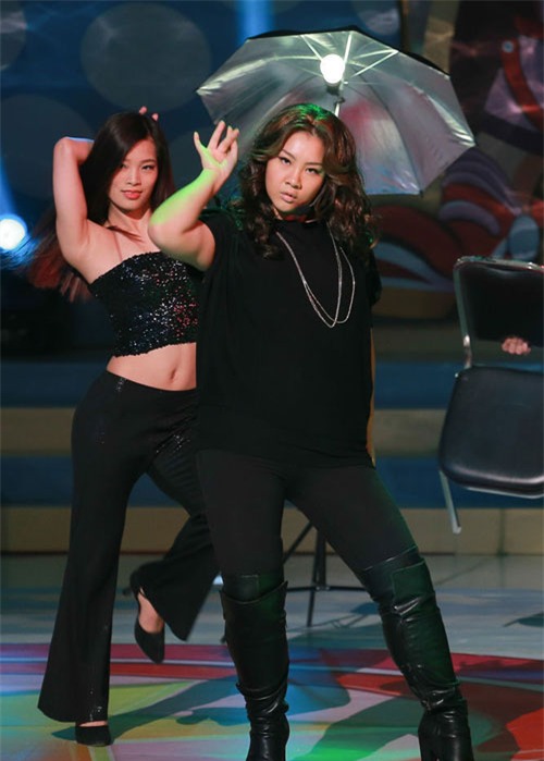 Cô gái nặng 180kg khoe tài uốn dẻo và vũ đạo gợi cảm