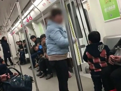 Bà mẹ đánh con nơi công cộng