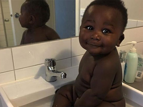Bé đen nhất thế giới gây sốt mạng