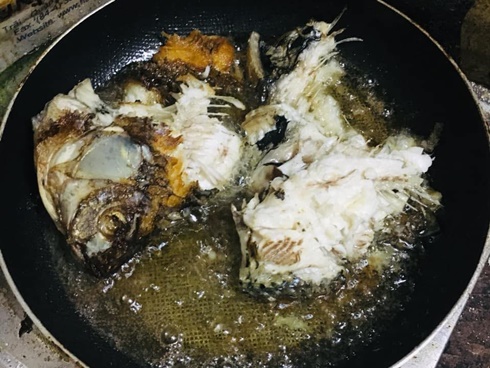 'Siêu phẩm' cá rán nát nhừ khiến dân mạng cho 1 điểm về chỗ!