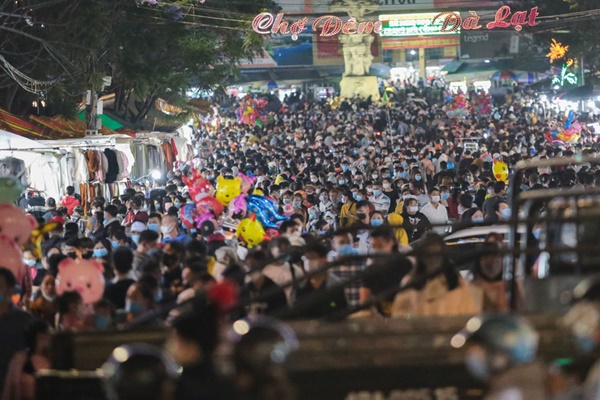 Rừng người ở chợ đêm Đà Lạt tối 1/5, công tác phòng chống dịch Covid-19 ...