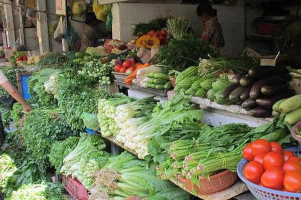 Ảnh hưởng triều cường và mưa, rau màu tăng giá gấp đôi