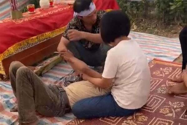 Nghệ An: Bố khóc ngất, quã quỵ bên quan tài con trai đuối nước