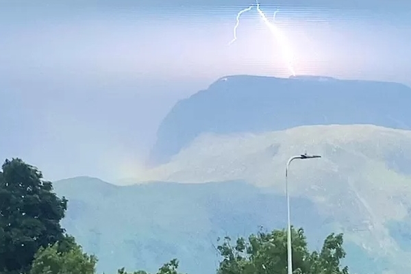 Bức ảnh hiếm thấy về hiện tượng bị sét đánh gây sửng sốt