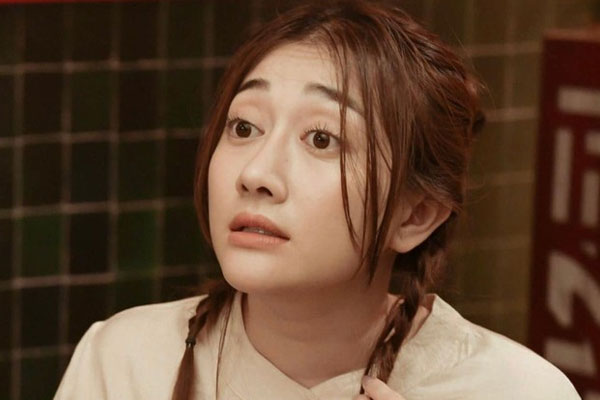 Diễn viên Phương Lan cúi đầu xin lỗi