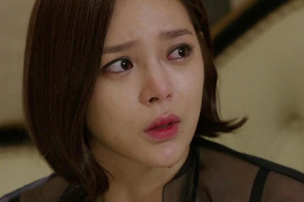 Nhận chiếc điện thoại đời mới từ người lạ, tôi gục ngã bí mật của chồng