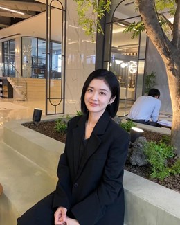 Mặc trang phục màu trung tính, phụ nữ trên 40 tuổi nên tham khảo Jang Nara